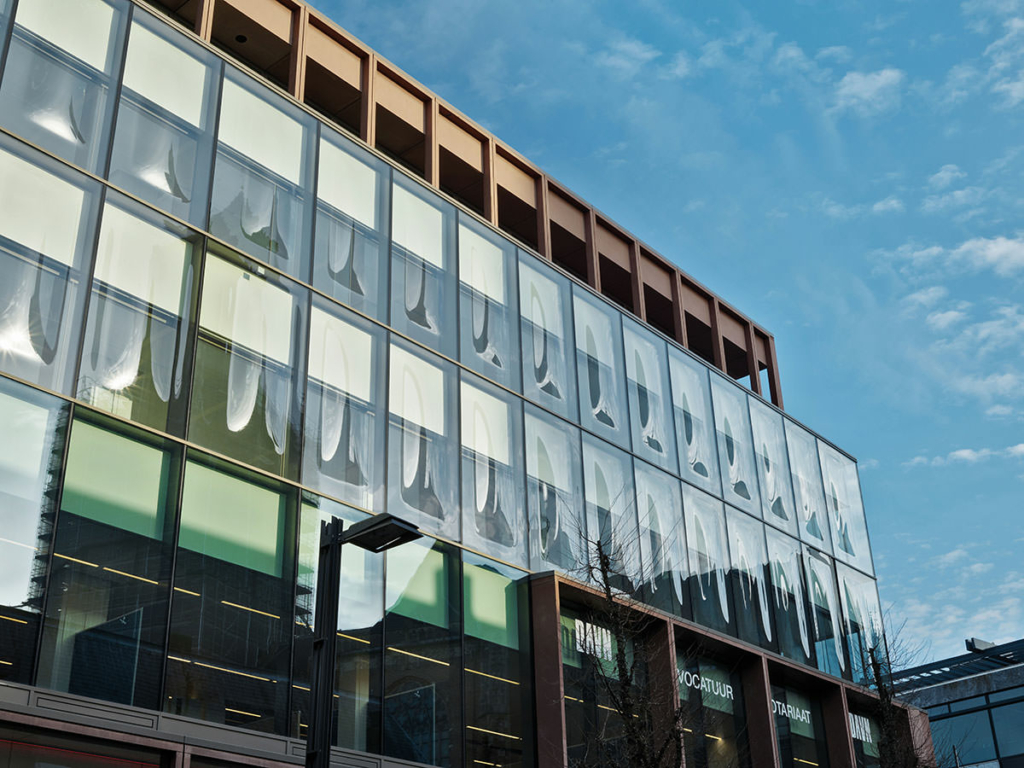 Freigeformte Gläser mit markanten Wölbungen für Building 026