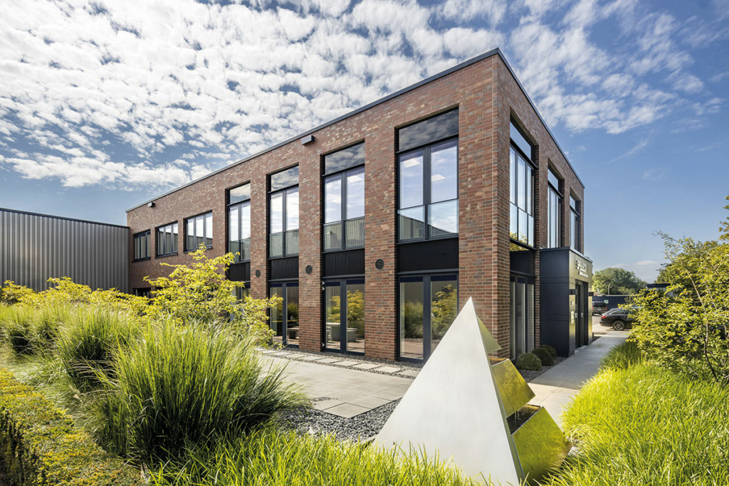 Homogene Fassade mit komplexer Glaslösung für Erweiterungsbau