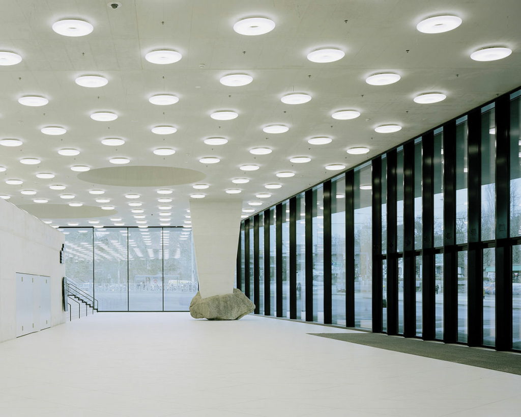 Hohe räumliche Transparenz durch überlange Glasformate in Basel