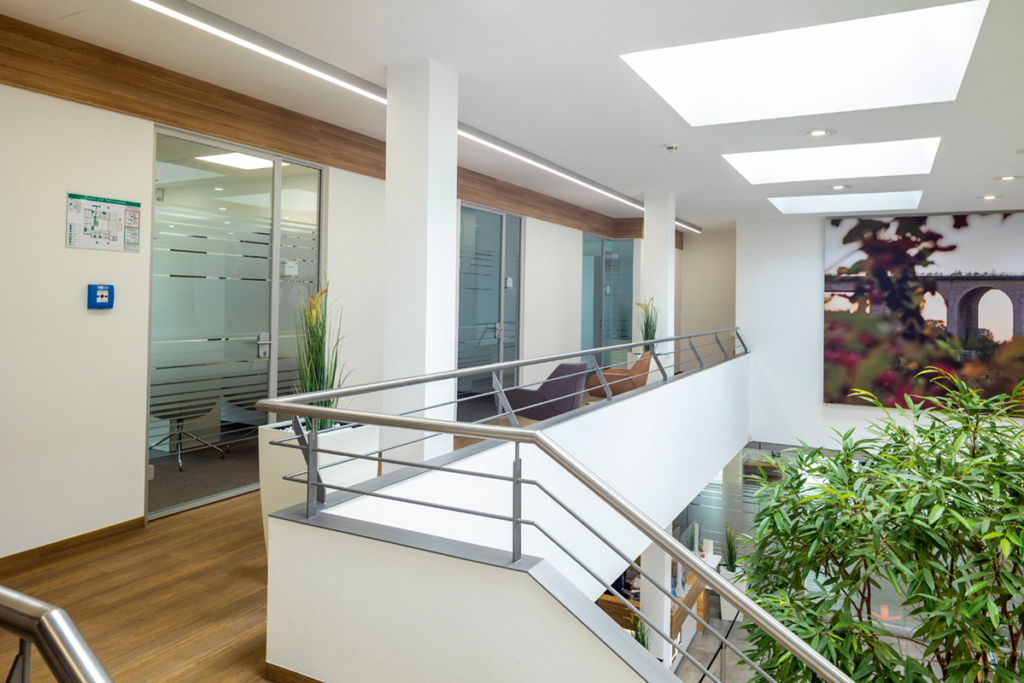 Gläserner Schutz mit Glastrennwände für diskrete Bankgeschäfte